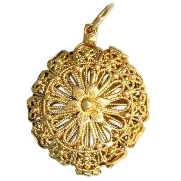 Early Victorian gold pomander pendant with filigree, Images par Adin ...