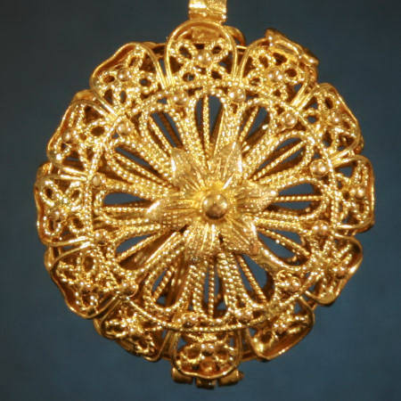 Early Victorian gold pomander pendant with filigree, Images par Adin ...