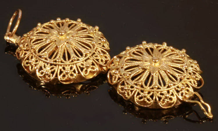 Early Victorian gold pomander pendant with filigree, Images par Adin ...