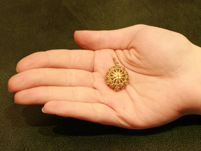 Early Victorian gold pomander pendant with filigree, Images par Adin ...