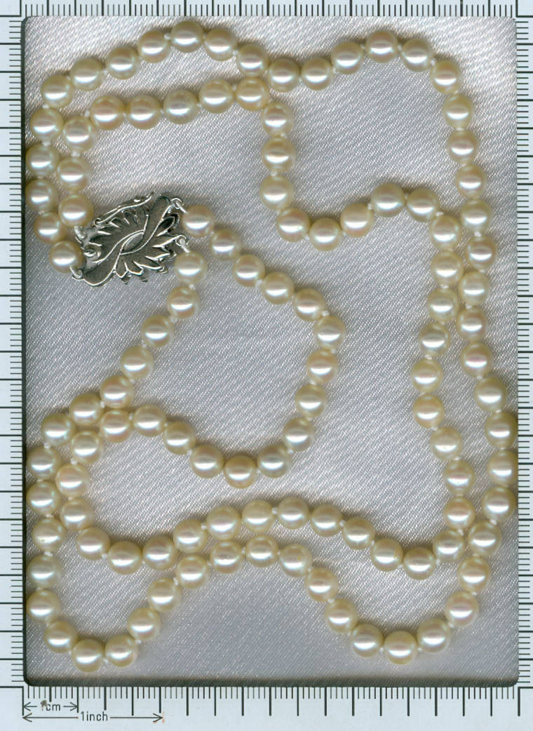 Double strand estate pearl necklace with diamond closure, Afbeeldingen ...